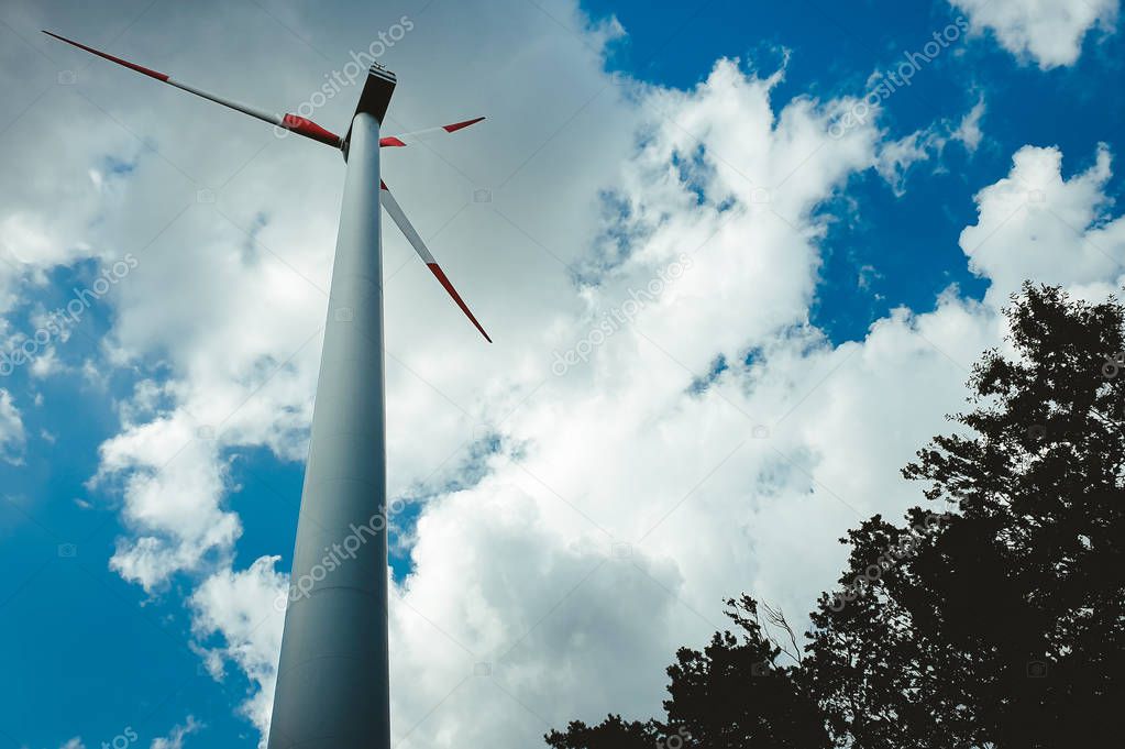 La central e lica en Europa - foto desde el suelo. Concepto de tecnolog a de energ a verde de ...