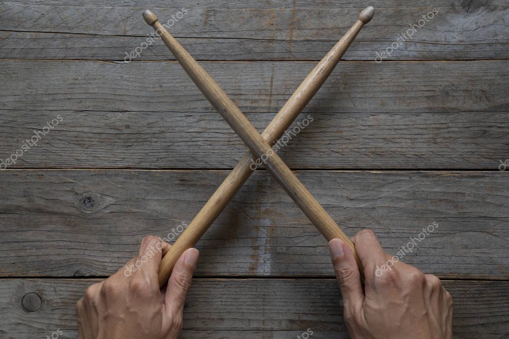 palo de tambor de mano sobre fondo de mesa negro, concepto de práctica ...