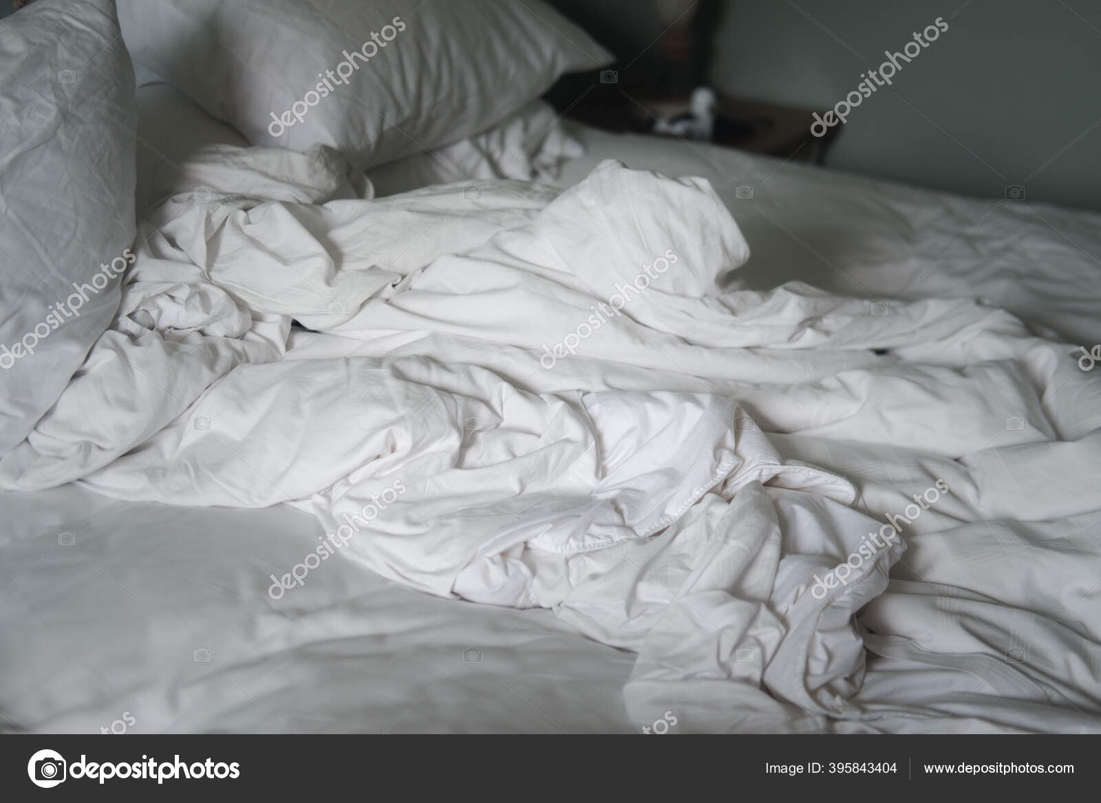 Cama Desordenada Almohada Concepto Cama Después Del Uso Para Dormir ...