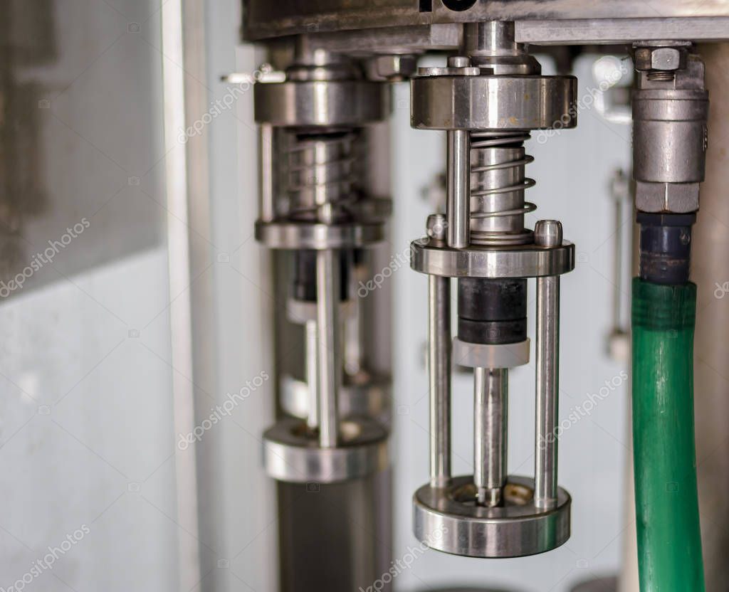 M quina autom tica para introducir tapones de corcho en botellas de vino en una f brica de ...