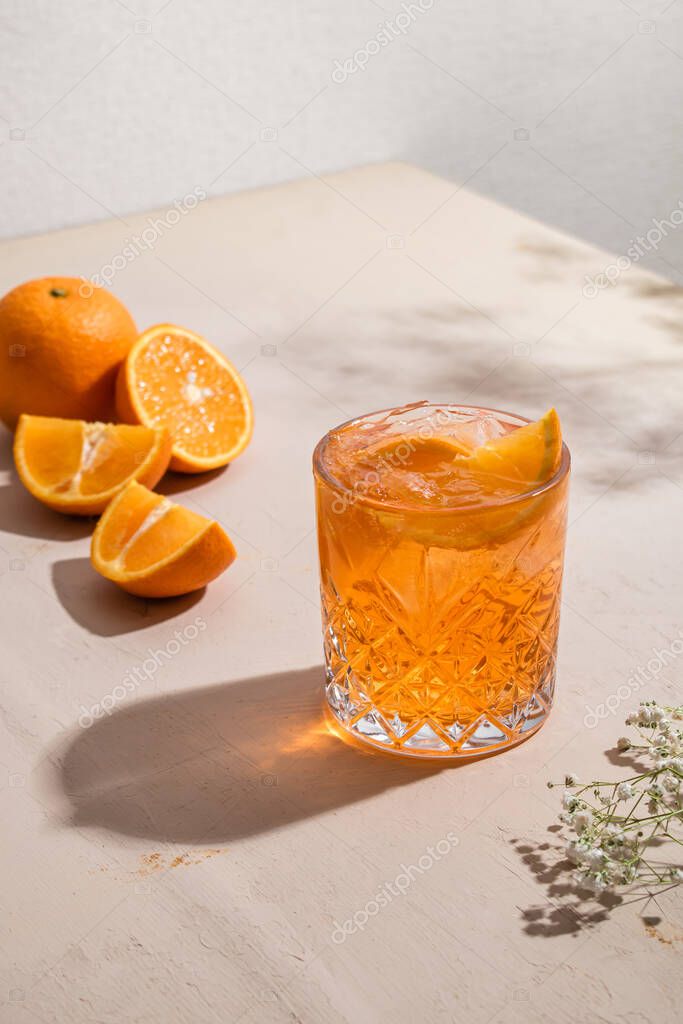 C ctel sin alcohol fresco de verano con naranja, hielo y agua con gas. Mocktail, estilo de vida ...