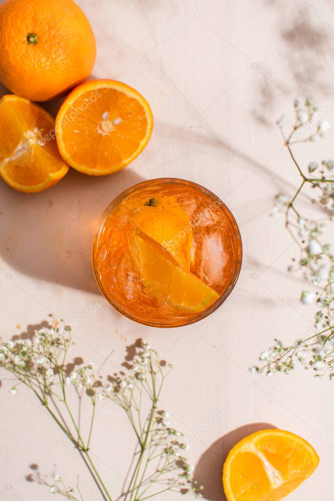 Cóctel sin alcohol fresco de verano con naranja, hielo y agua con gas ...