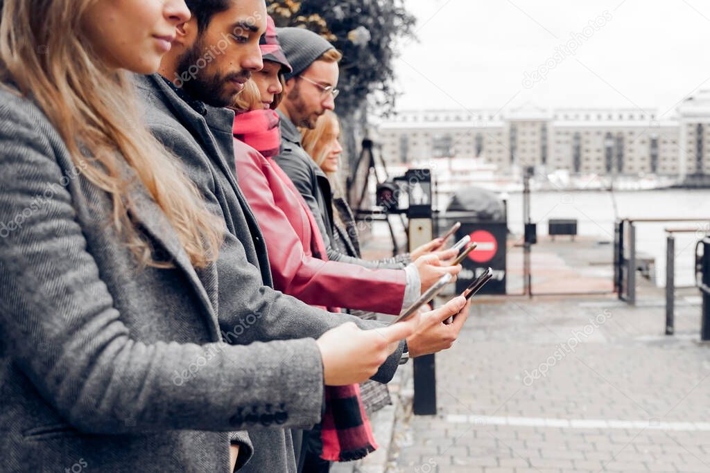 Personas que utilizan la aplicación de teléfonos móviles inteligentes ...