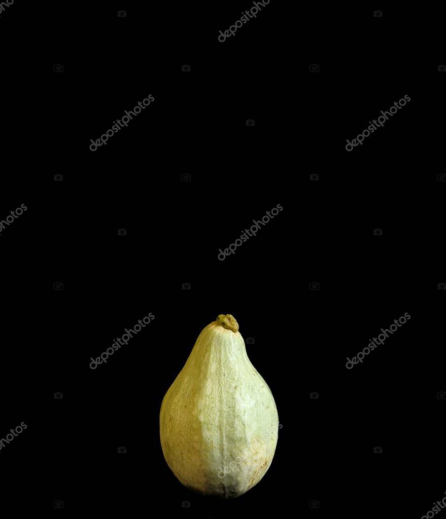 Ayote o calabaza verde sobre fondo negro. comida típica de guatemala 2025