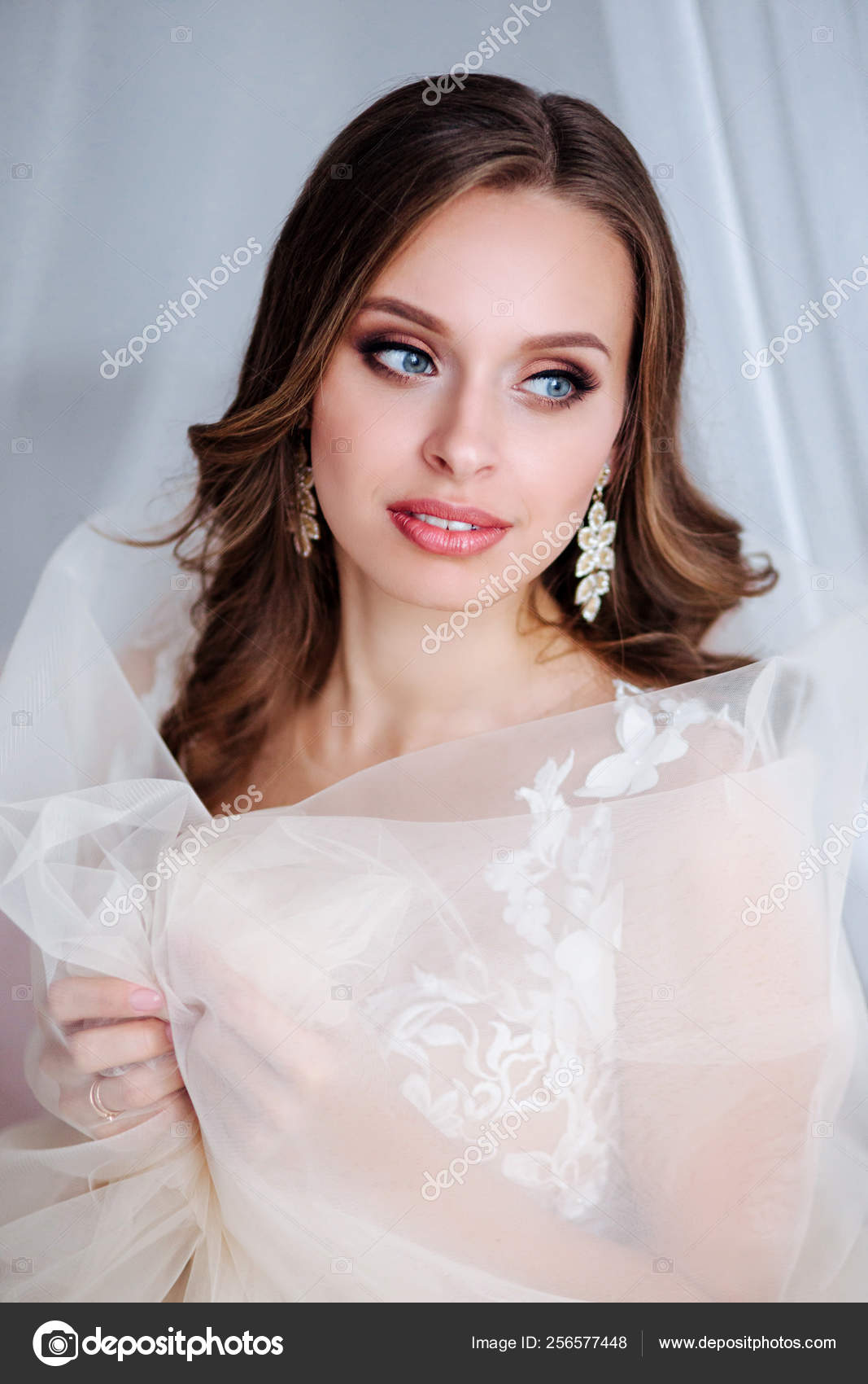 Beautiful bride with long hair in elegant wedding dress at home — Stock ...