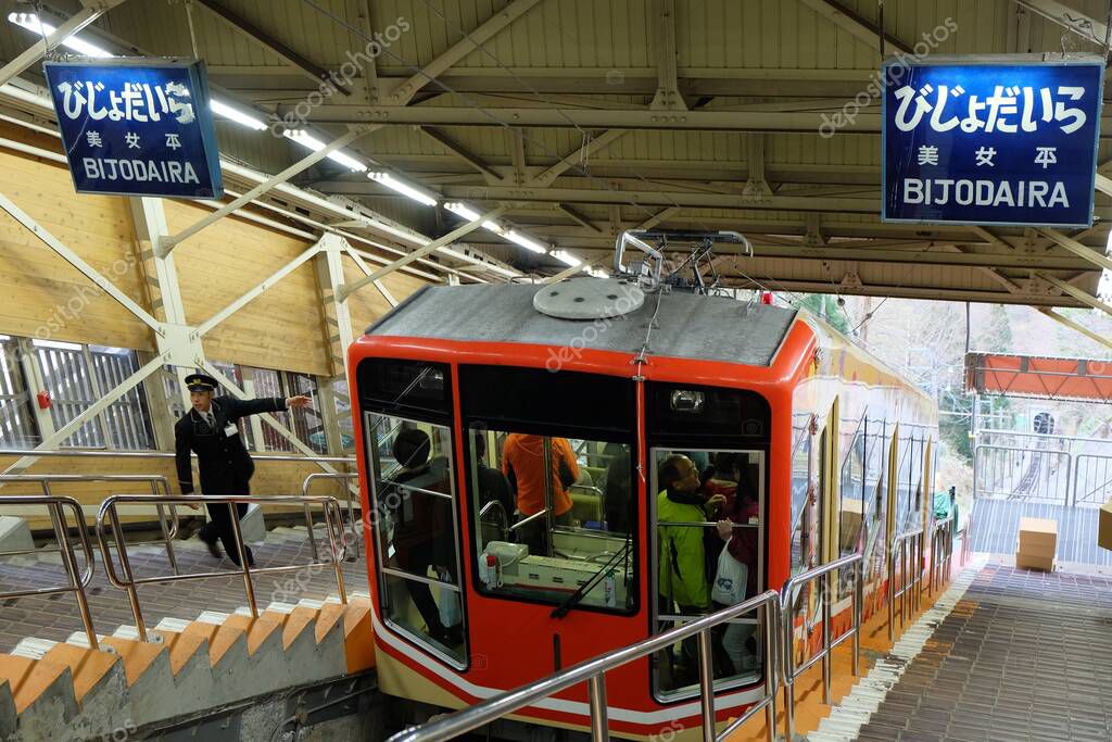 TOYAMA, JAPÓN - 14 DE ABRIL DE 2016: El teleférico Kurobe, es una línea ...