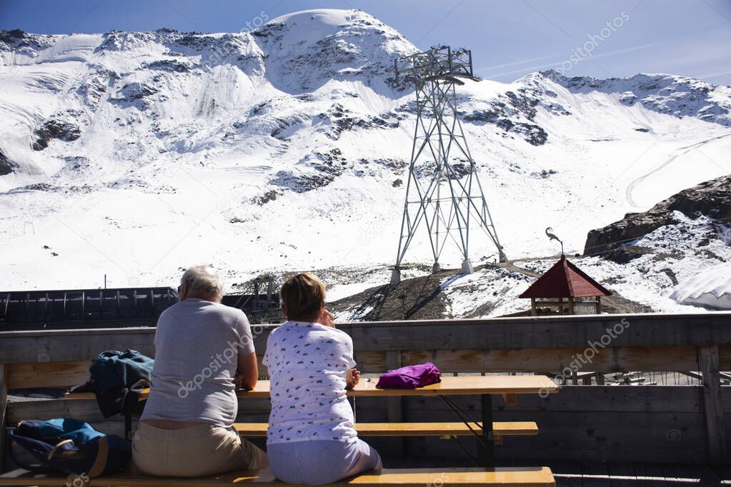 Los amantes del anciano y la mujer austríacos visitan y se sientan ...