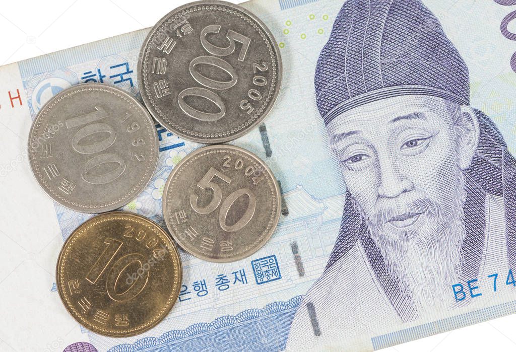 Monedas de Corea del Sur y billete 100 won aislados sobre fondo blanco 2022