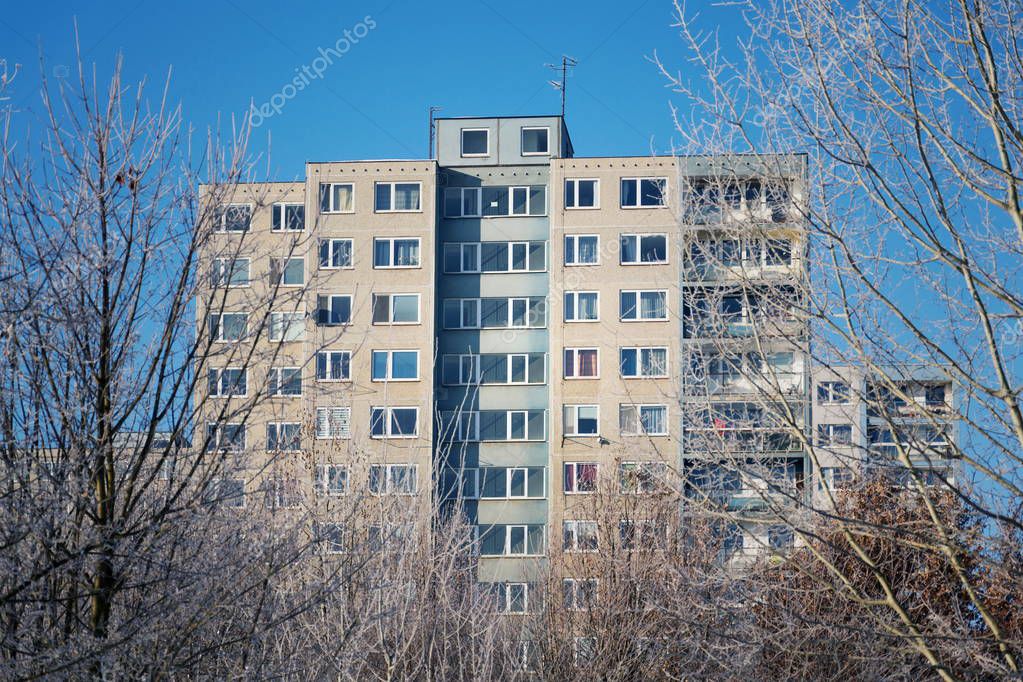 Apartamentos de casas de paneles aislados detr s de rboles, bloques de ...