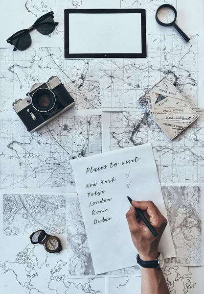 hombre anotando lista de verificación con gafas de sol, cámara ...