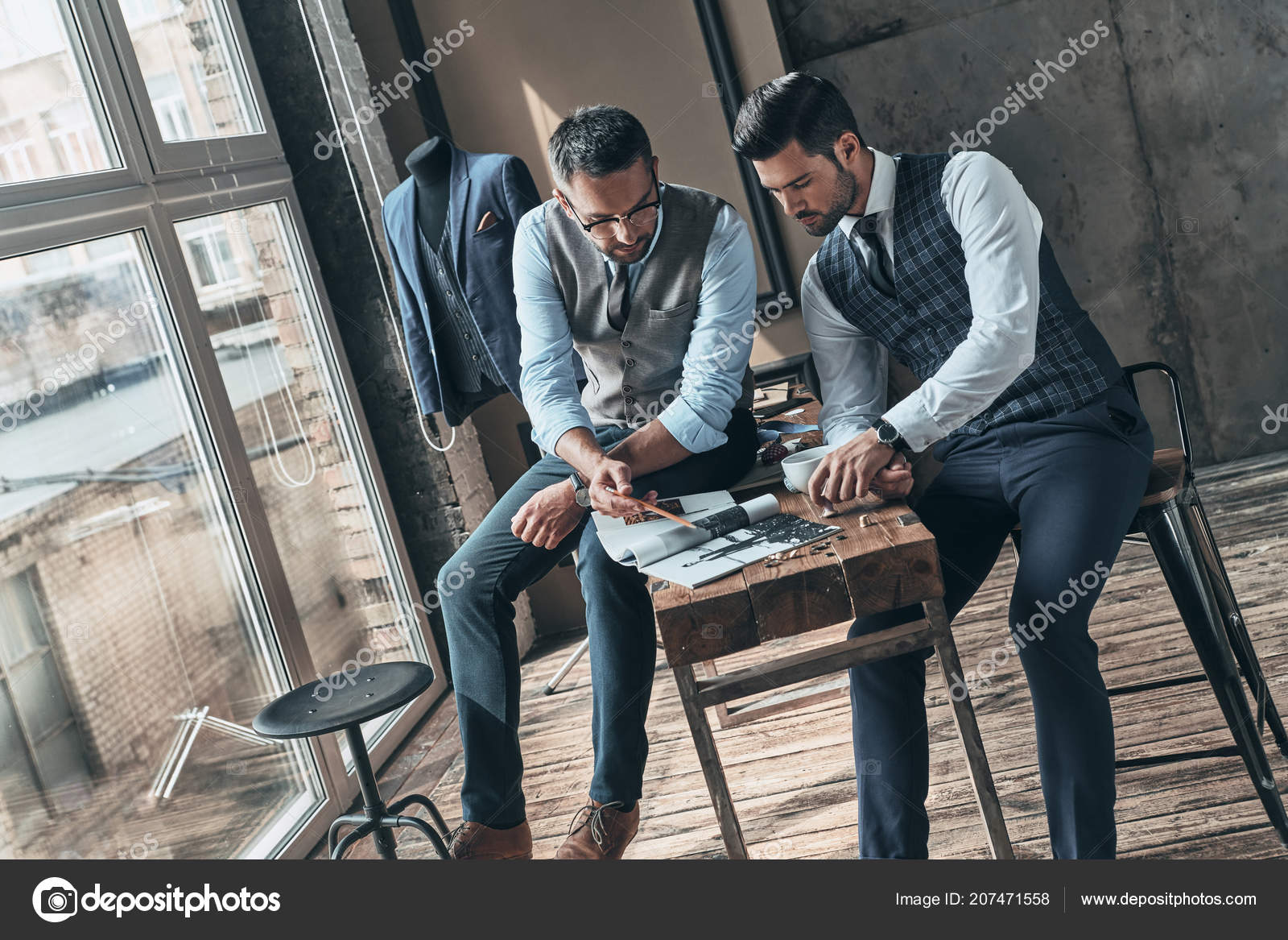 Businessmen Working Trending Design Reading Magazine Table — Stock ...