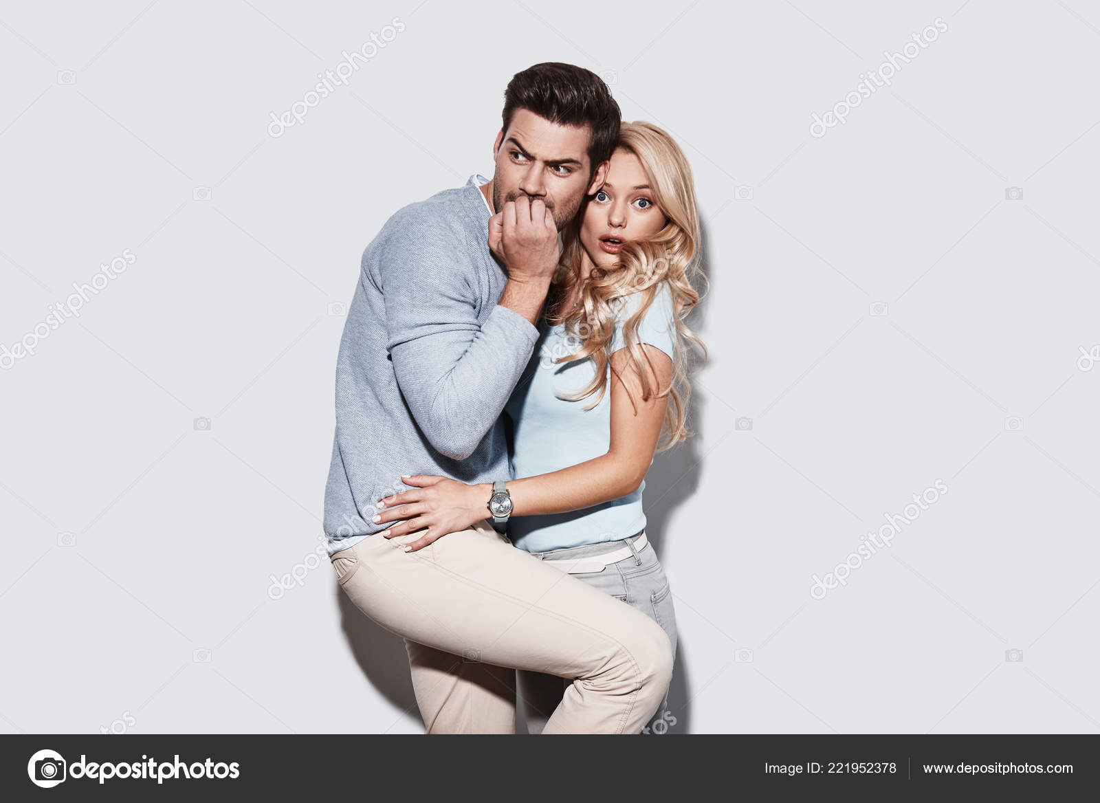 Asustado Pareja Joven Aterrorizada Estudio — Foto de stock #221952378 ...