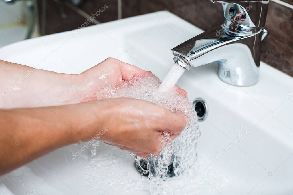 Lavarse las manos bajo el grifo o grifo de agua sin jabón. Concepto de ...