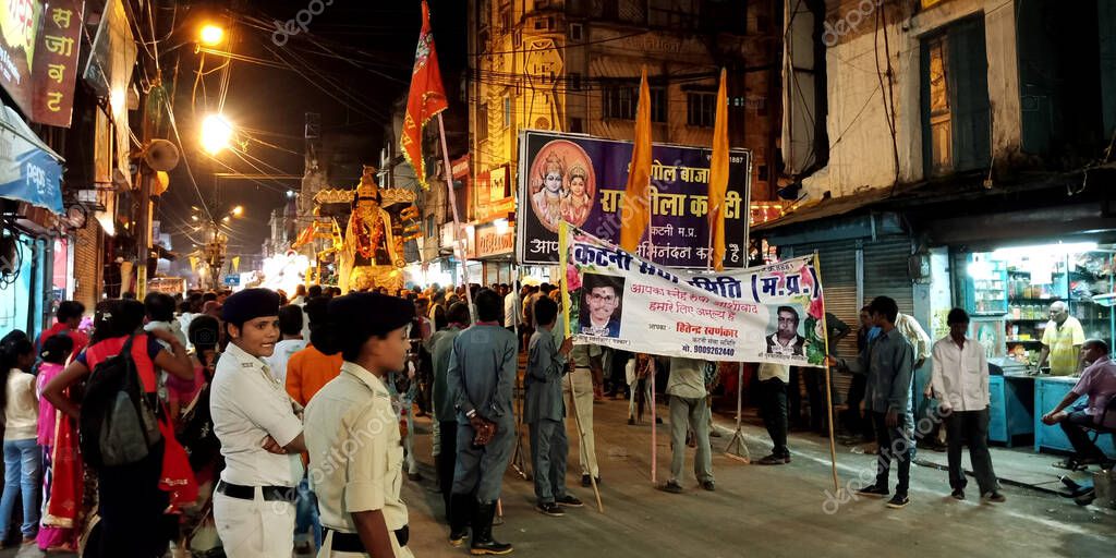 DISTRICTO KATNI, INDIA - 08 de agosto de 2019: Policía india de guardia ...