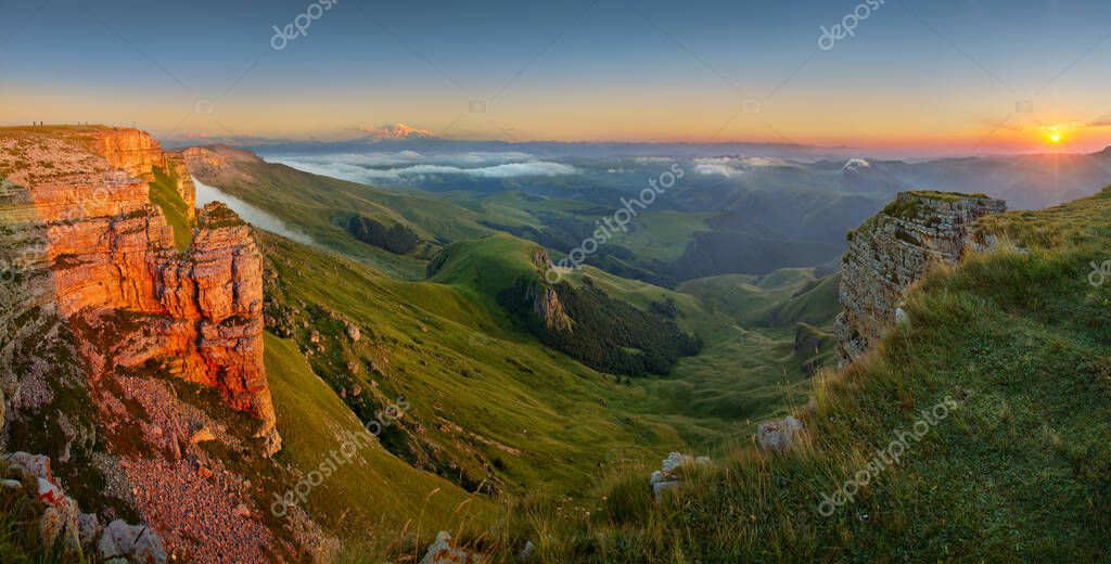 Hermosa puesta de sol en las montañas del Cáucaso, vista hacia Elbrus desde la meseta de ...