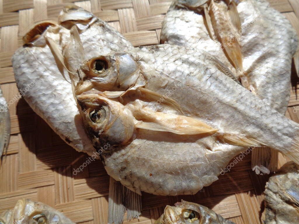Proceso de secado de pescado salado con un fondo natural. Pescado crudo ...