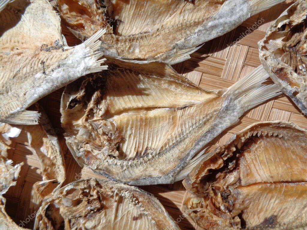 Proceso de secado de pescado salado con un fondo natural. Pescado crudo ...