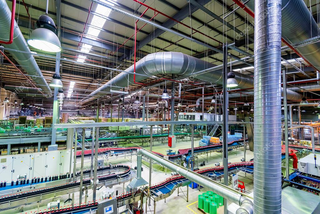 Interior industrial de la fábrica de refrescos con tubos 2024