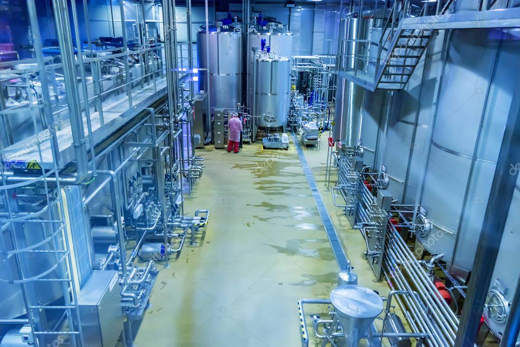 Interior industrial de la fábrica de refrescos con tubos 2022
