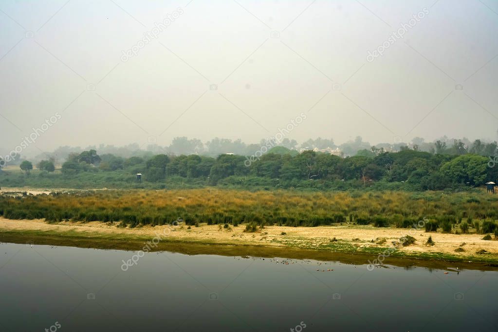 Vista del río Yamuna detrás del Taj Mahal en Agra, India 2022