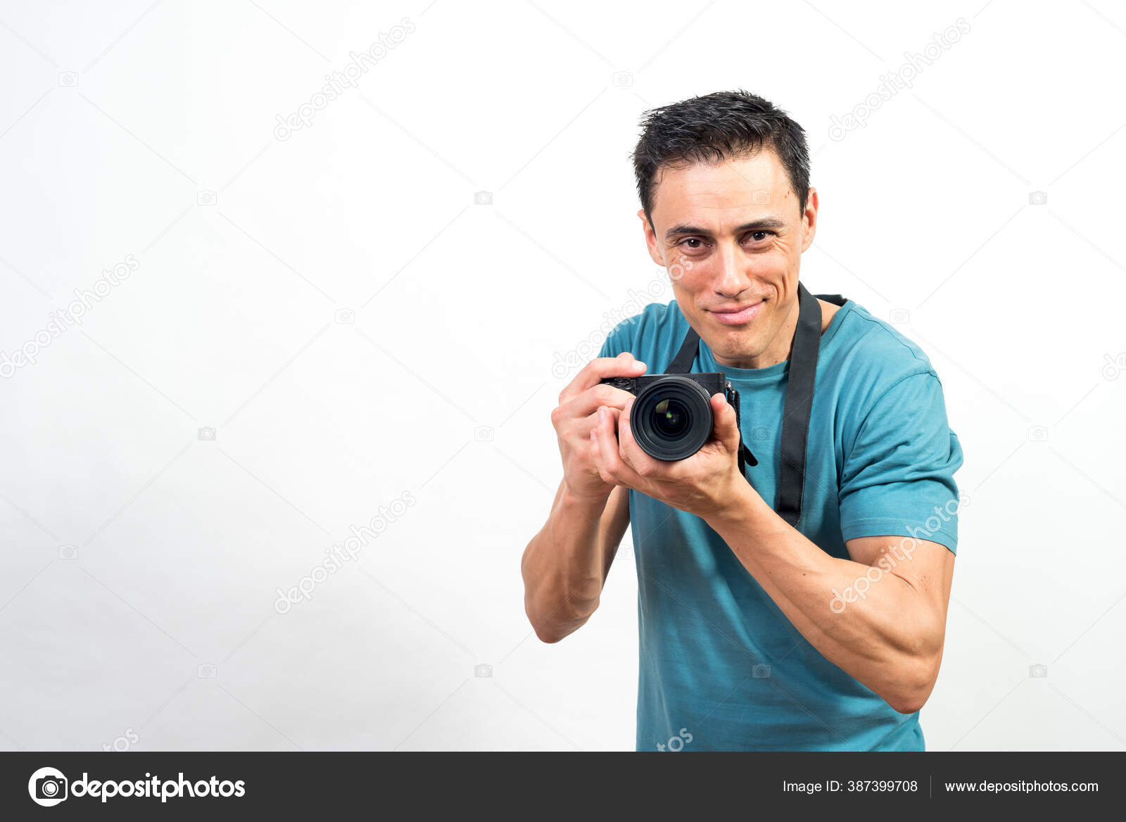 Glimlachende Man Met Een Fotocamera Handen Die Naar Camera Kijkt ...