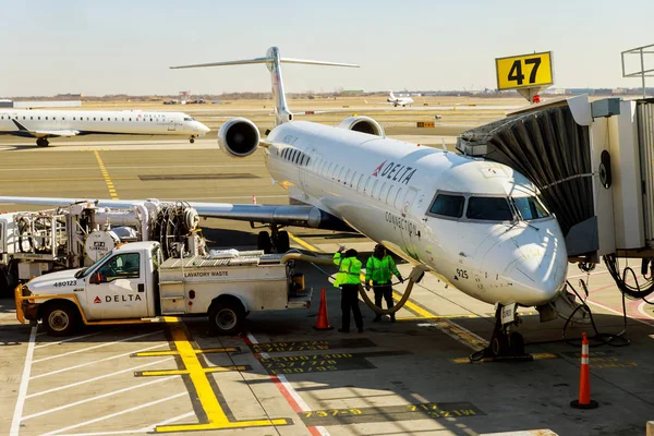 Avi n de reacci n peque o con conexi n en la terminal de la puerta del aeropuerto durante el ...