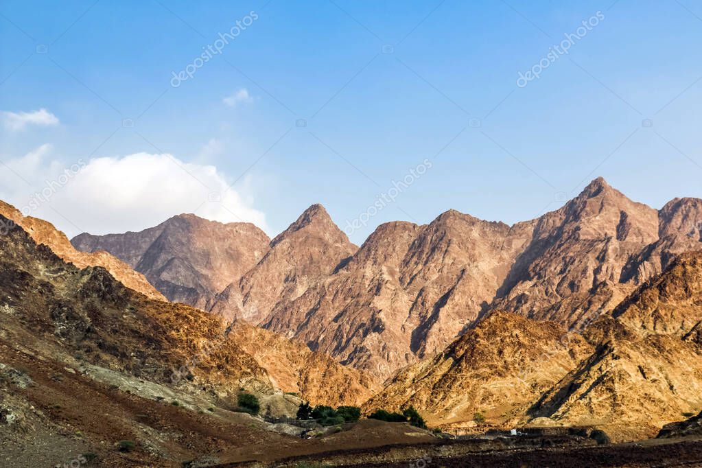 Paisaje geológico de Jabal Jais caracterizado por montañas secas y ...