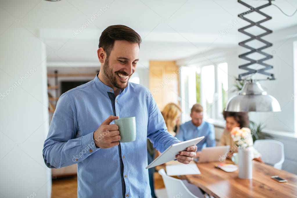 Un joven CEO exitoso navegando por su computadora portátil mientras ...