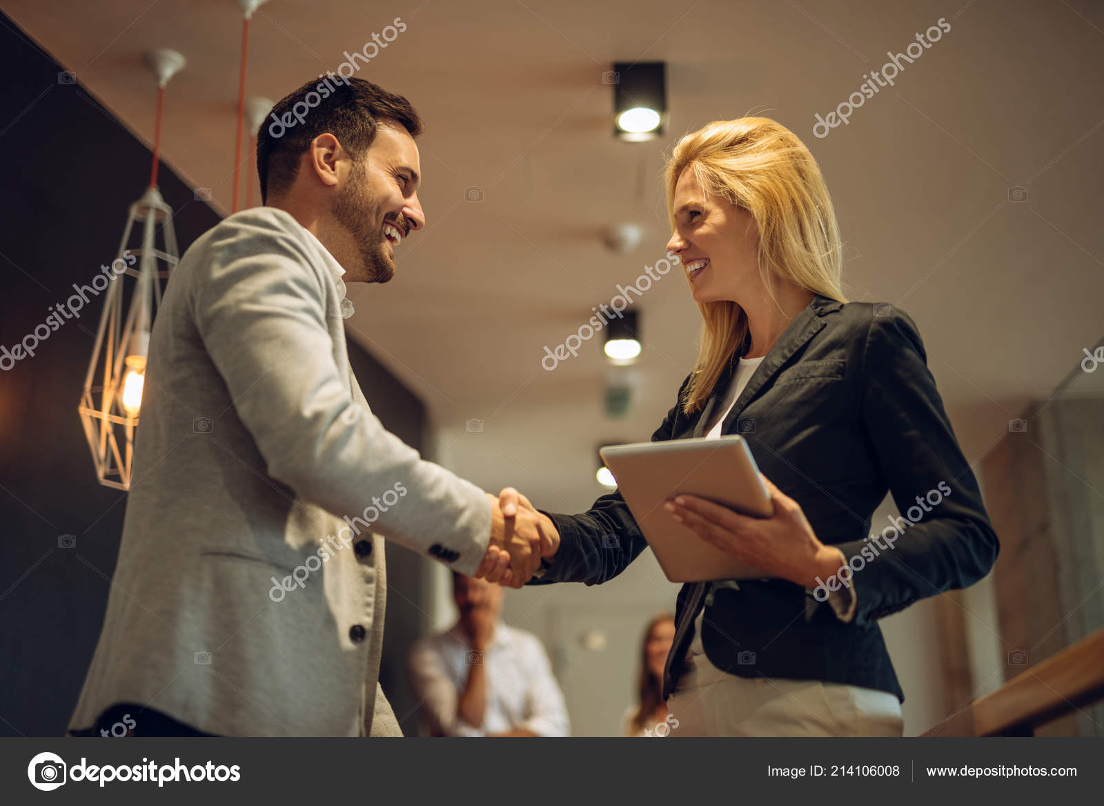 Felices Colegas Apretones Manos Durante Una Reunión Oficina — Foto de ...