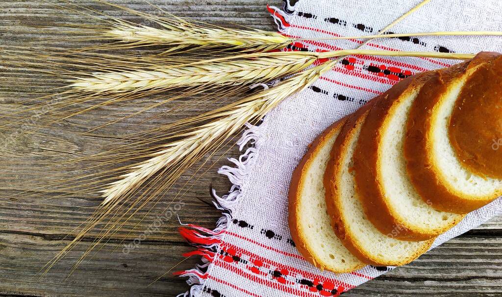 Trozos de pan y espigas de pan sobre una superficie de madera. Pan ...