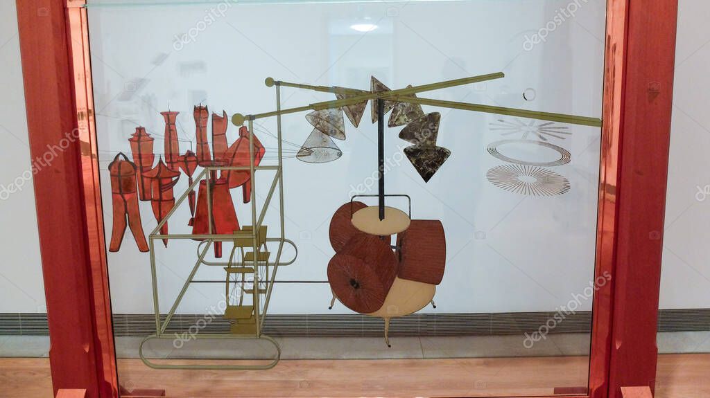 La novia desnudada por sus solteros, incluso de Marcel Duchamp. The Big Glass es una obra del ...