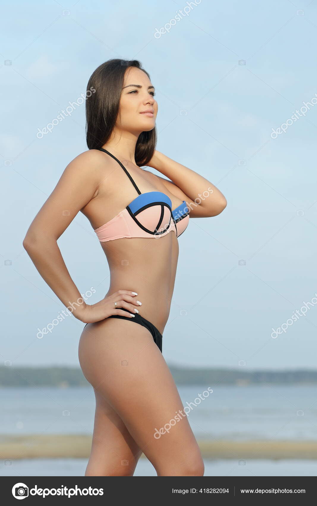 Hermosa Chica Bikini Playa — Foto de stock #418282094 © zhagunov