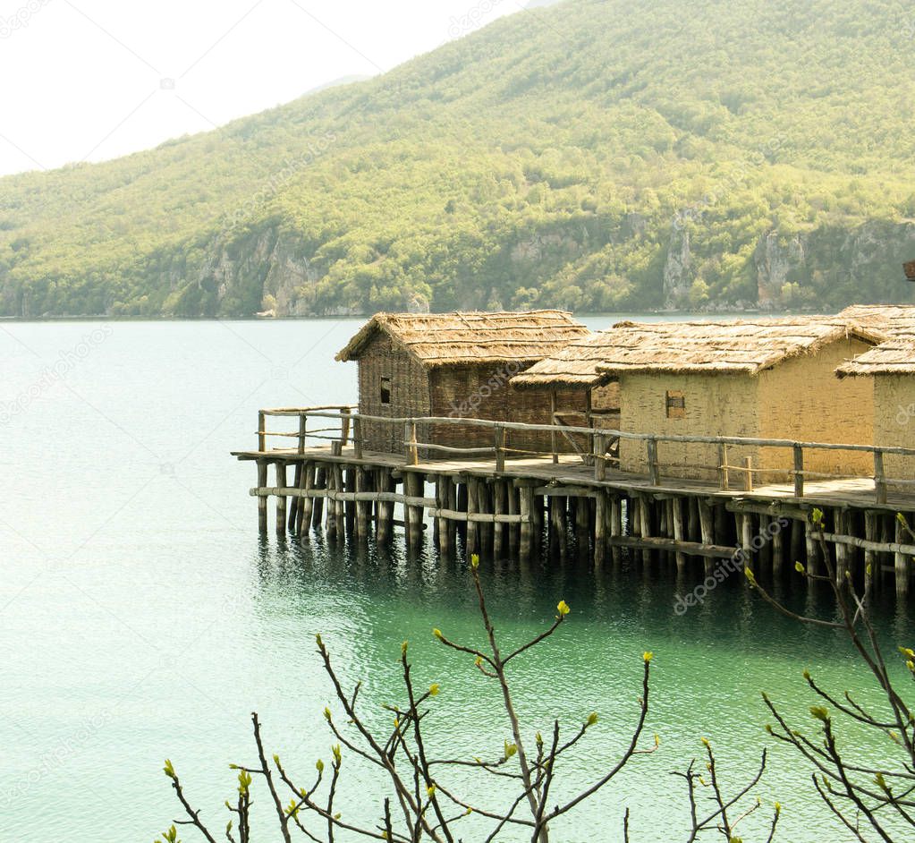 Gradishte, Macedonia - 15 de abril de 2017: Las antiguas cabañas de ...