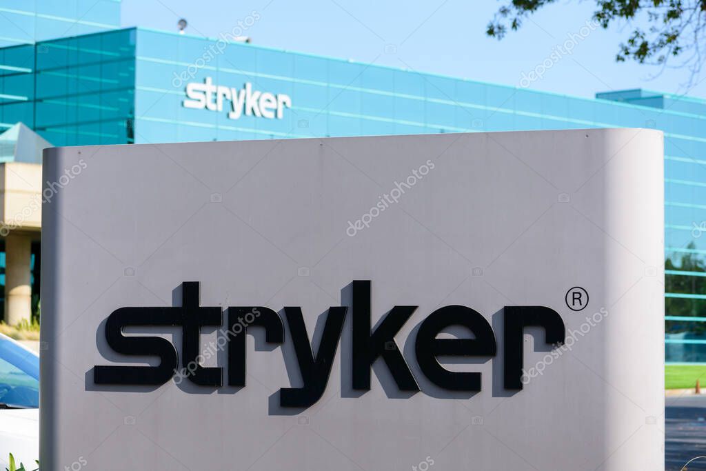 Firma y logotipo de Stryker en la sede de la firma de tecnologías ...