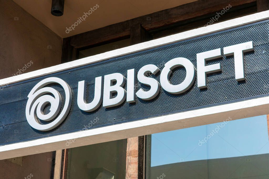 Logotipo de Ubisoft y signo encima de la entrada a la oficina de ...