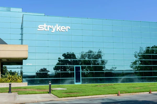 Firma y logotipo de Stryker en la sede de la firma de tecnologías ...
