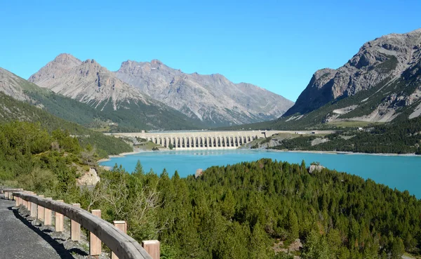 El lago Cancano es una cuenca de agua artificial adyacente al lago San ...