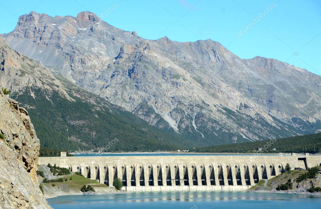 El lago Cancano es una cuenca de agua artificial adyacente al lago San ...