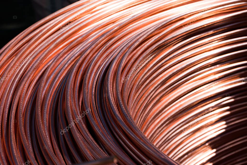 Primer plano del cable de cobre que se está enrollando en preparación ...