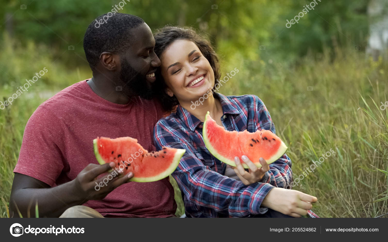 Svart Fyr Som Spiser Vannmelon Gif Svart Hvitt Par Som Koser Seg