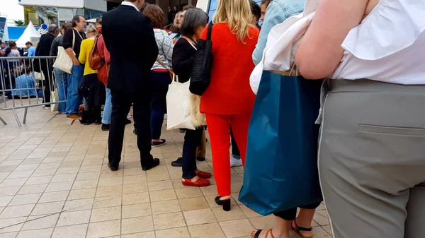 ᐈ Wait stock pics, Royalty Free queue images | download on Depositphotos®