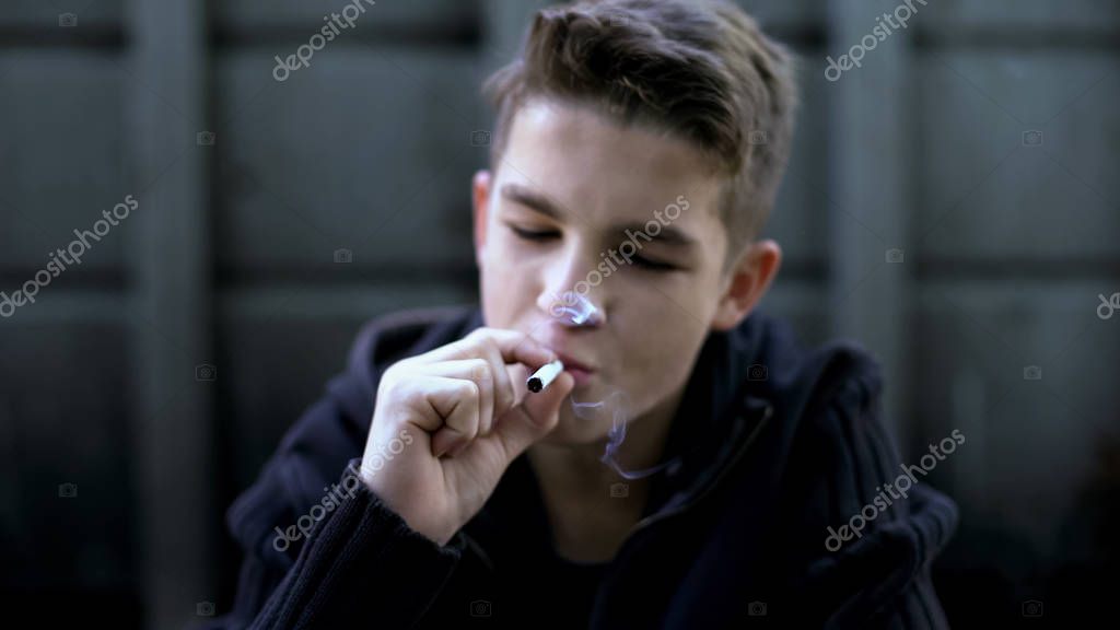 Adolescente fumando cigarrillo, escondiéndose de los padres, malos ...