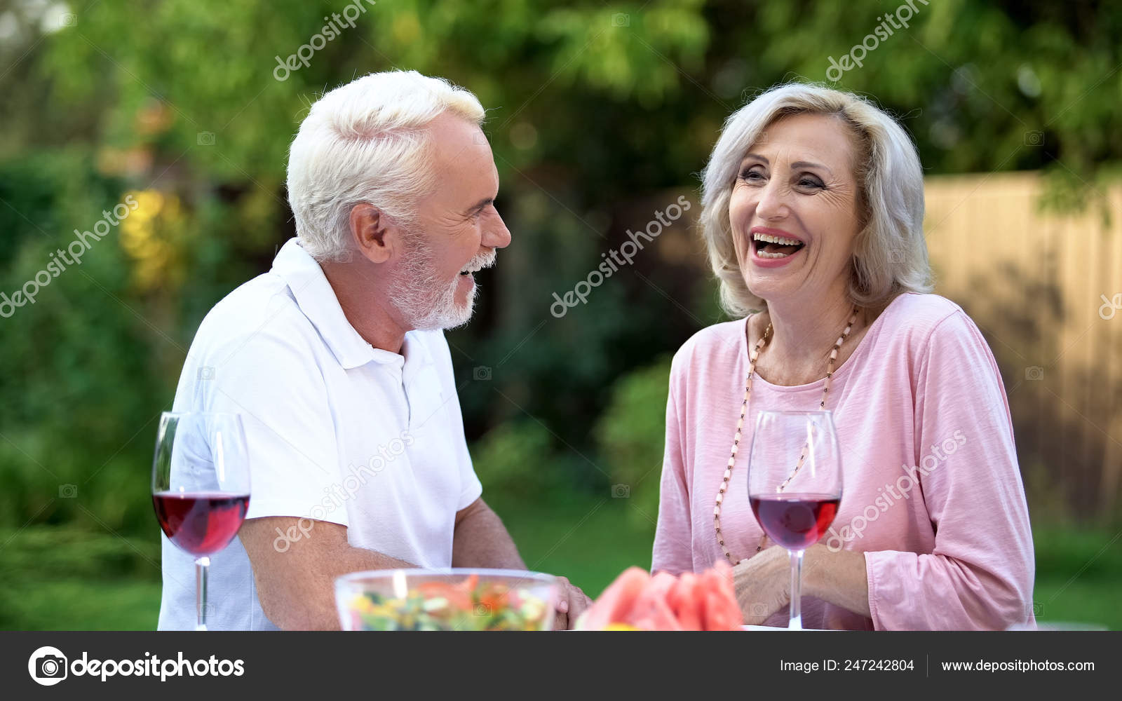 Pareja Mayor Riendo Mesa Comedor Contando Chistes Divertidos Recordando ...