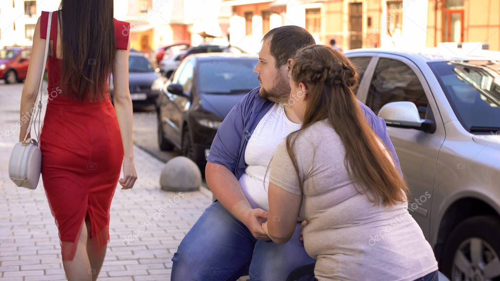 Novia celosa con novio en la cita, inseguridades, malentendido de ...