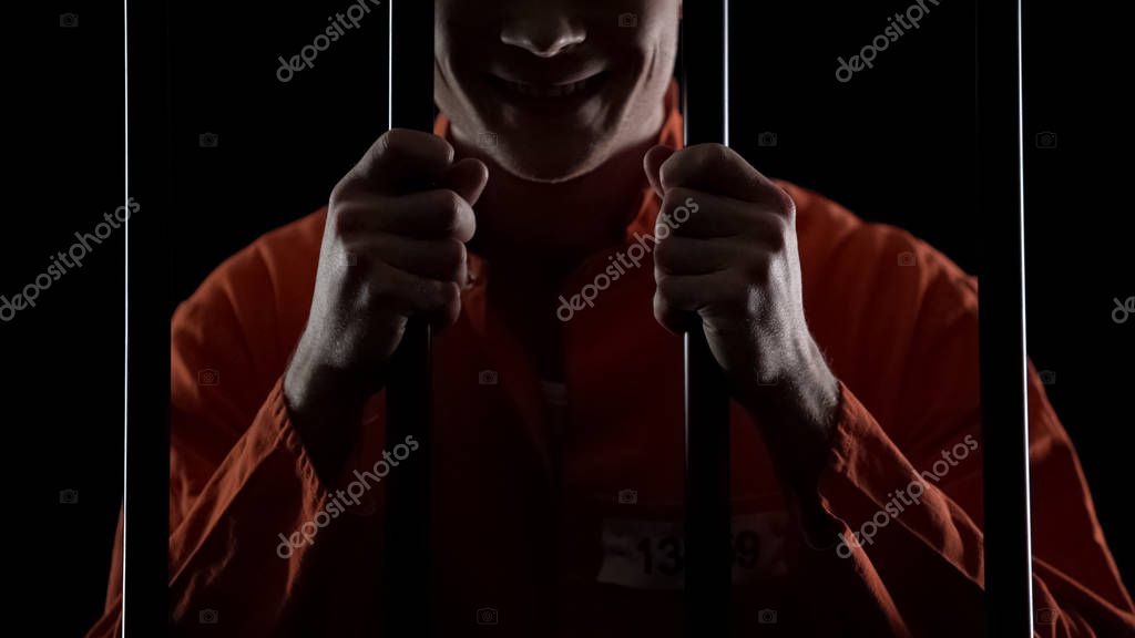 Loco man aco reteniendo rejas de celdas esperando la pena de muerte ...