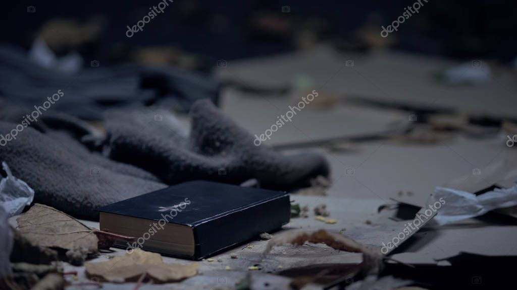 La Biblia yaciendo en el suelo en un lugar sucio lleno de basura ...
