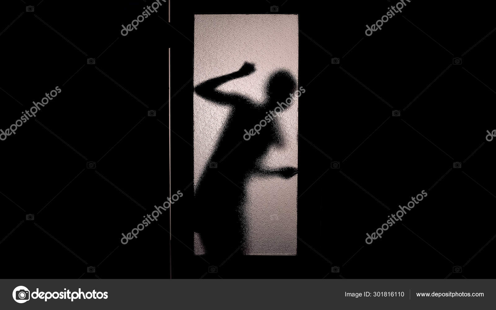 Silueta Mujer Asustada Golpeando Manija Control Puerta Vidrio Miedo ...