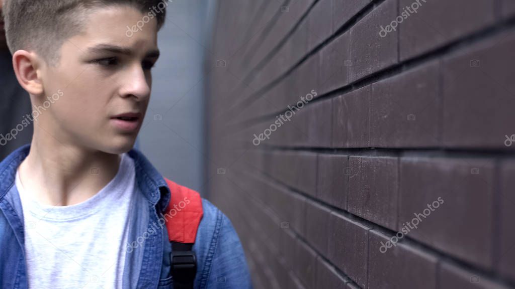 Niño Con Miedo Mirando A La Pared Como Símbolo De Los Obstáculos De La Vida Barrera Psicológica