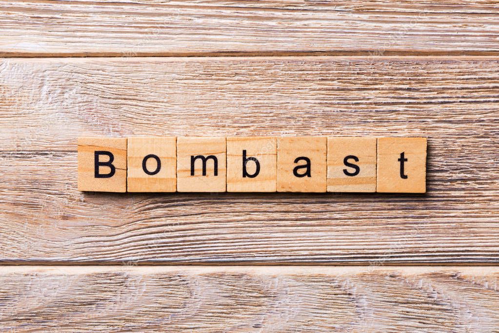 palabra bomba escrita en bloque de madera. bombast texto sobre tabla de ...