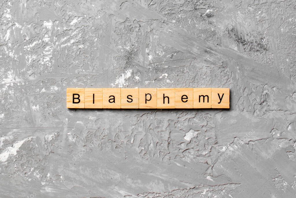 BLASPHEMY palabra escrita en bloque de madera. BLASPHEMY texto sobre ...